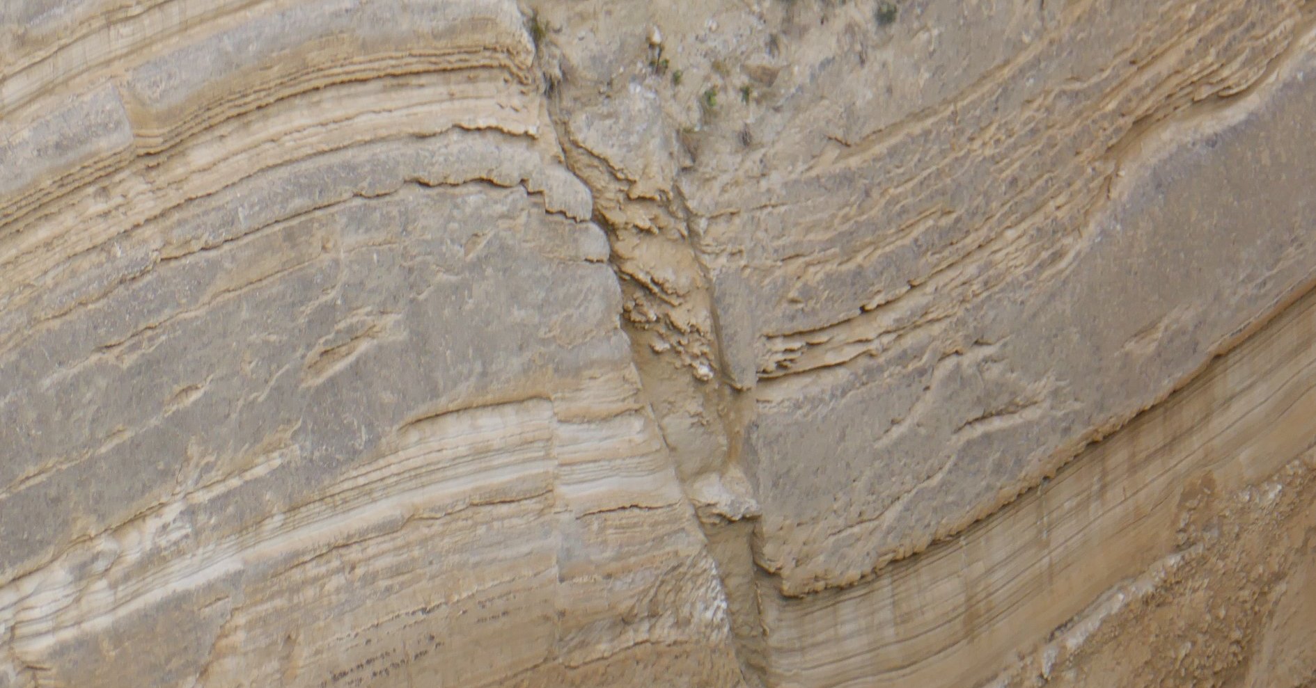 faille normale et crochons de faille, canal de Corinthe - Géodiversité.NET