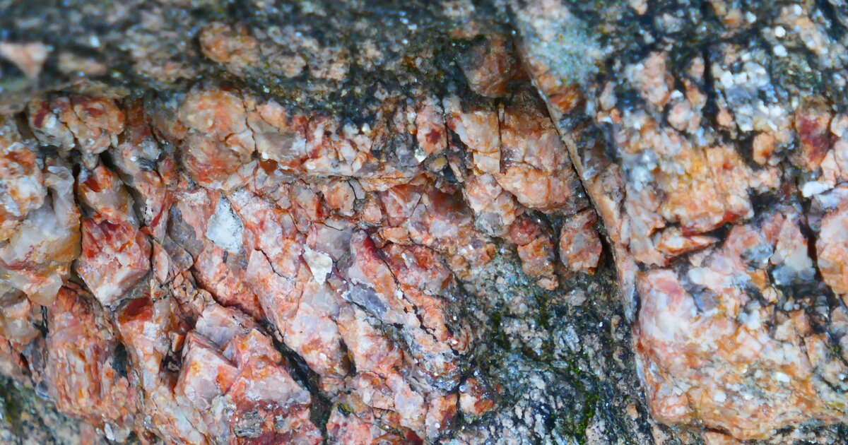Filon de quartz dans gneiss de Cannes - Géodiversité.NET
