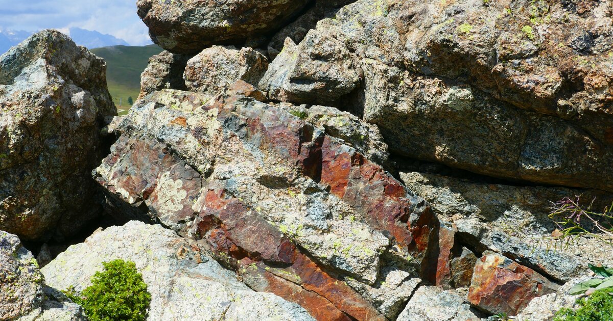 Filons de dolérite dans les gabbros du Chenaillet - Géodiversité.NET