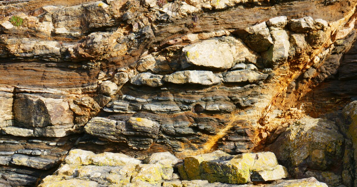 Failles et filon dans amphibolite de Penn-Lann - Géodiversité.NET
