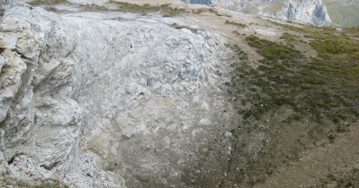 Entonnoir de dissolution dans le gypse au sommet du Petit Mont Blanc ...