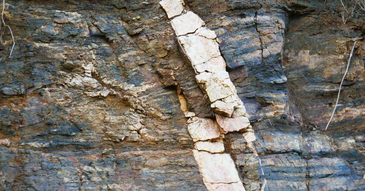 Filon de granite rose dans série métamorphique. - Géodiversité.NET