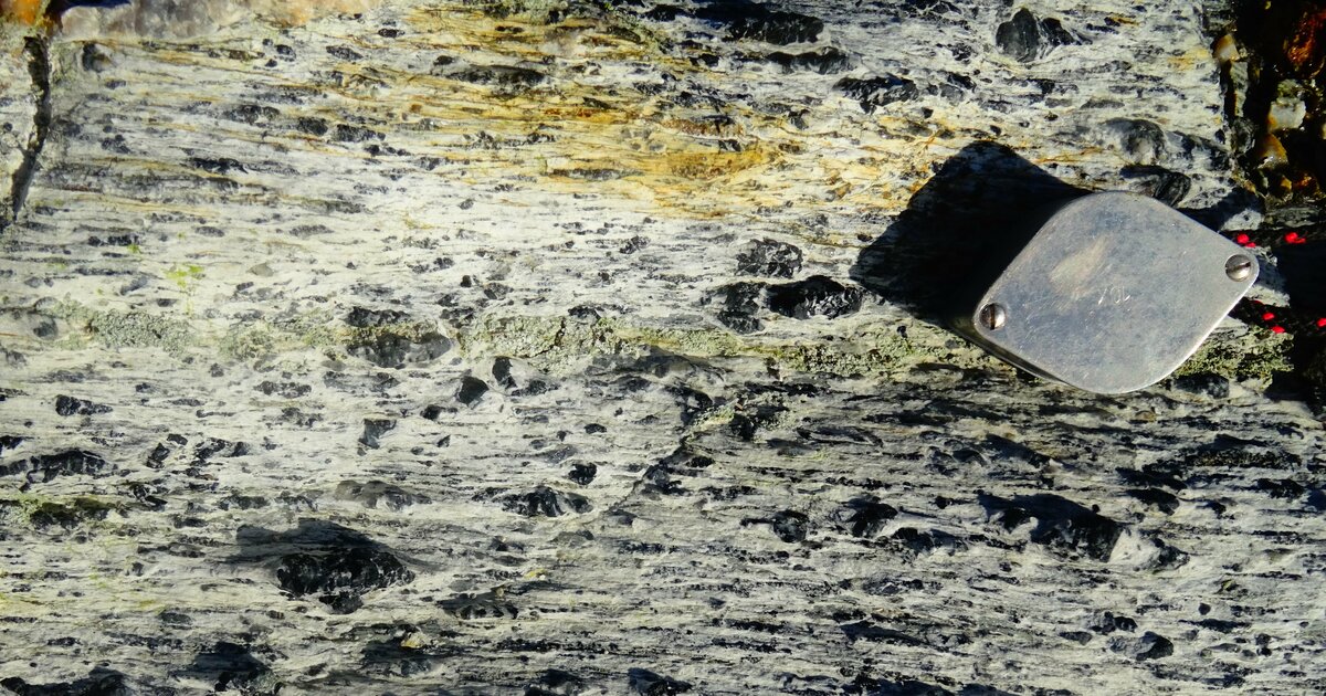 Tuf porphyroïde à feldspaths noirs du Talut. - Géodiversité.NET