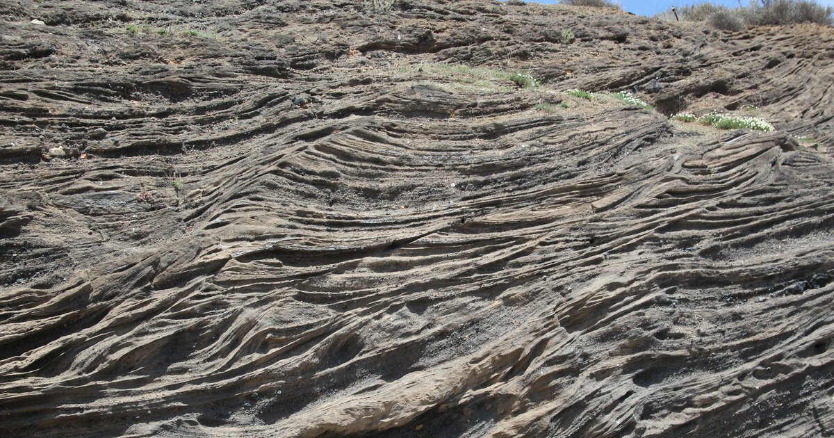 Tuf volcanique produit par un dynamisme surtseyen - Géodiversité.NET