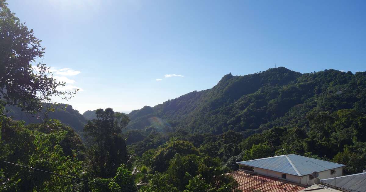 Site 3. La cicatrice de l'ancien édifice du Carbet à la crête du Morne ...
