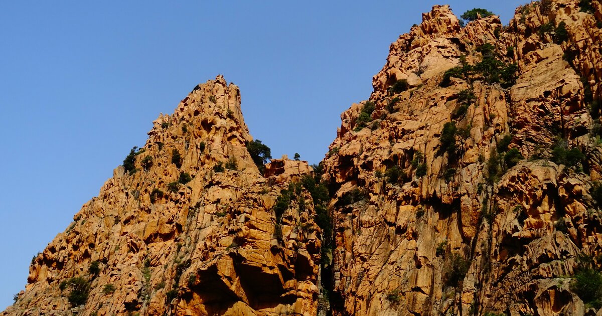 Calanches de Piana formées dans un granite alcalin. - Géodiversité.NET