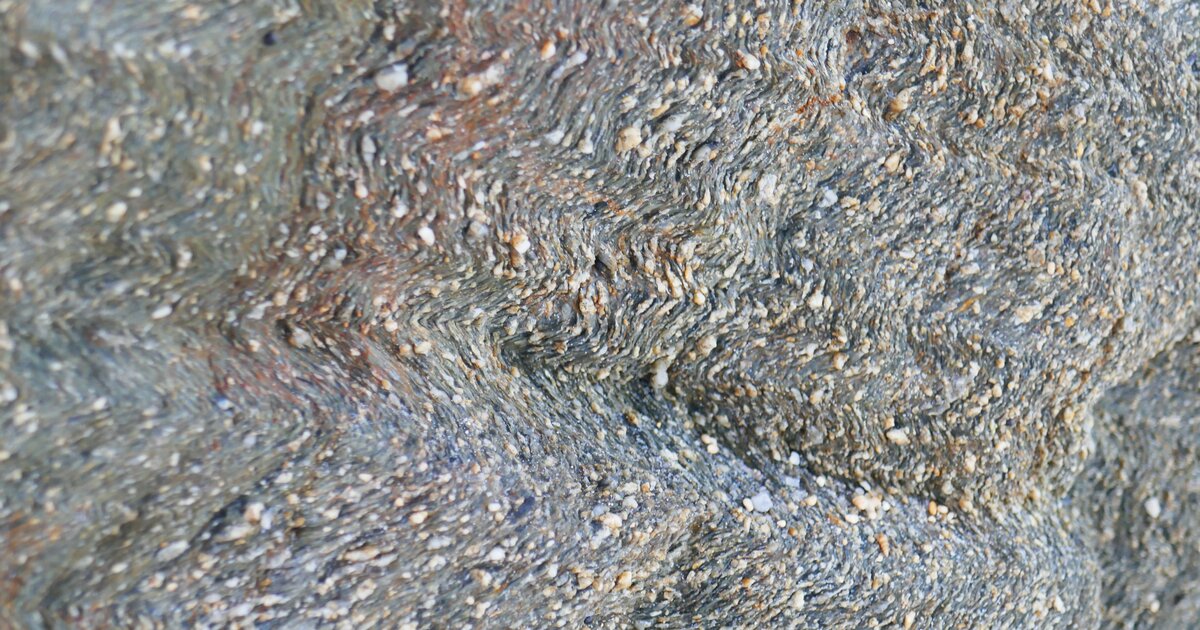 Tuf volcanique à cristaux. - Géodiversité.NET