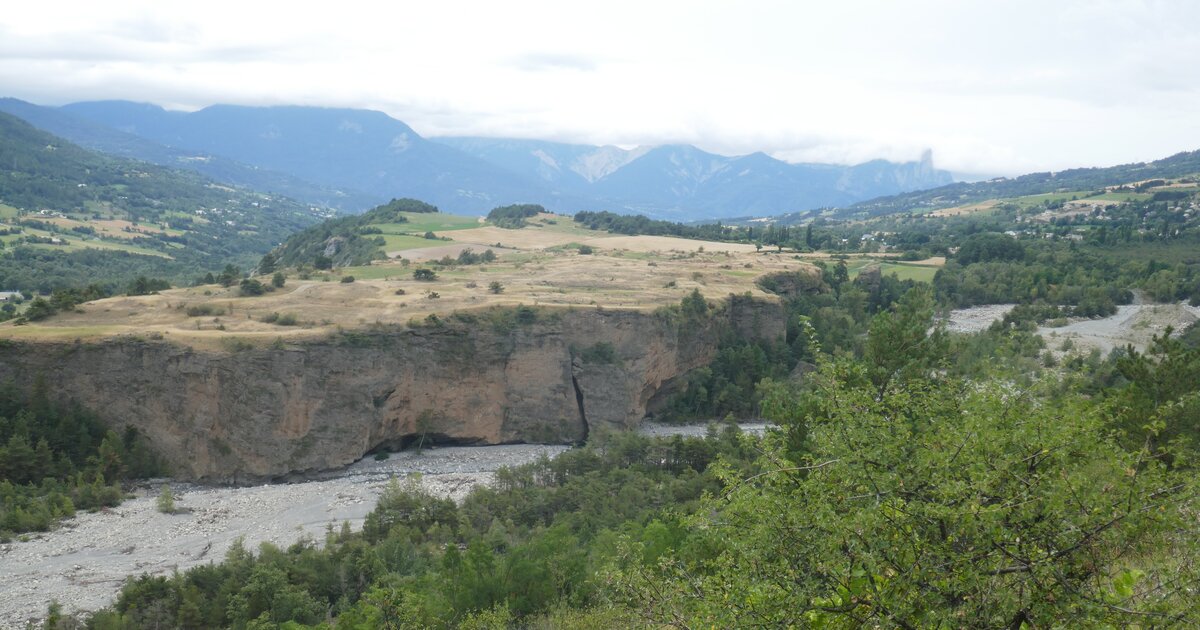 Terrasse fluvio-glaciaire sur la Durance à Châteauroux-lès-Alpes ...